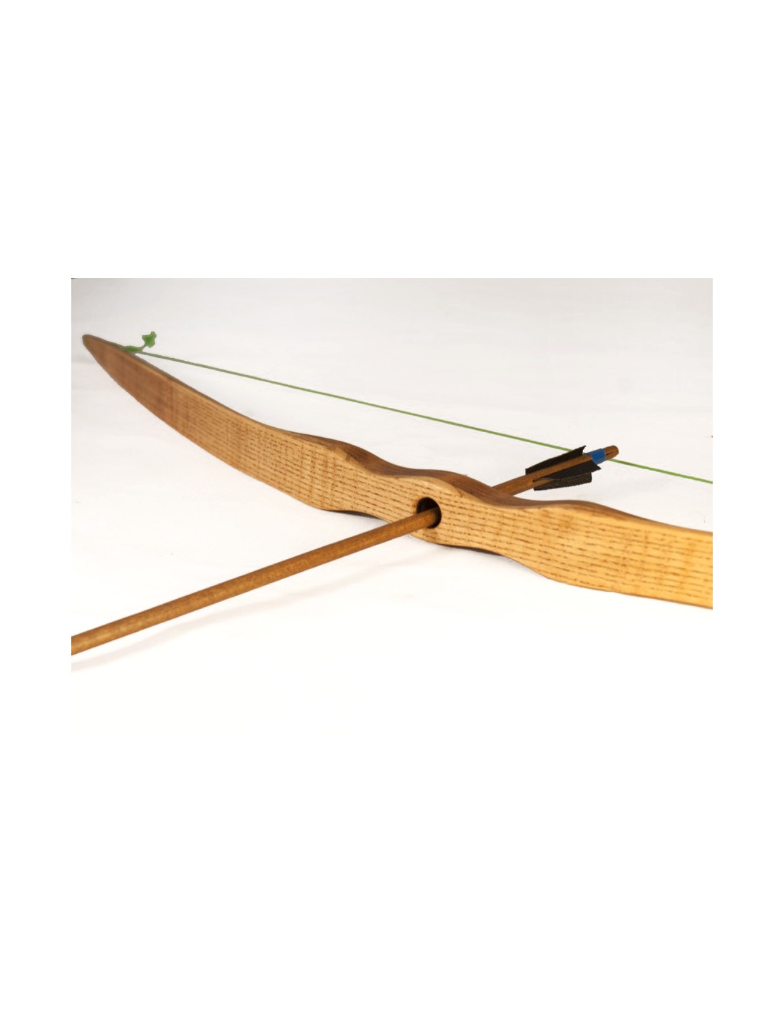Arco de madera con flechas